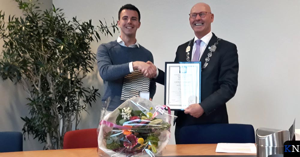 Redder vrouw in sloot ontvangt medaille en getuigschrift (video)